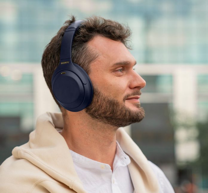 Sony представила беспроводные наушники WH-1000XM4 в синем цвете